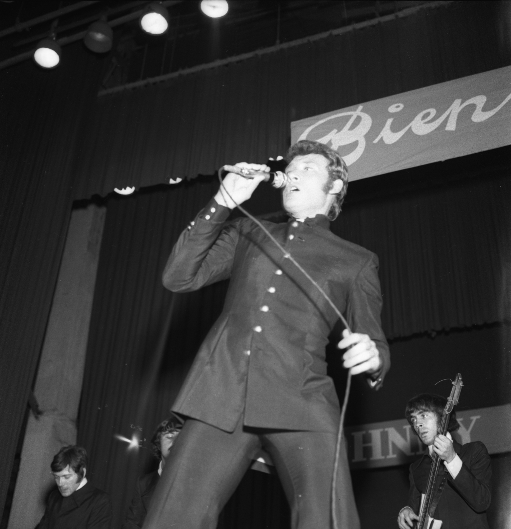 Las fotos de Johnny Hallyday, padre del rock and roll francés, cuando ...