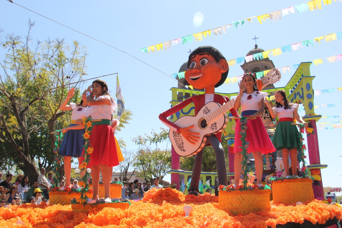 Una nueva edición de la Fiesta de la Primavera llenó de color las calles de Dolores - EL PAÍS ...