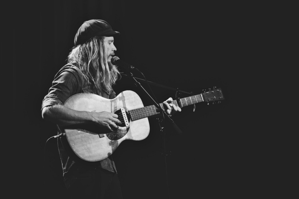 Stu Larsen, el australiano que viaja por el mundo con sus canciones y ...