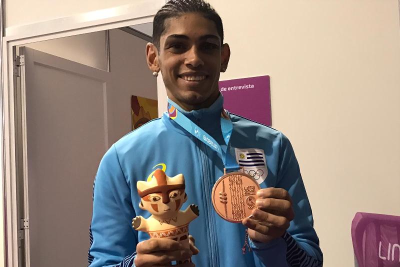 Uruguay ya tiene su primera medalla en el cuello de Lucas Fernández ...