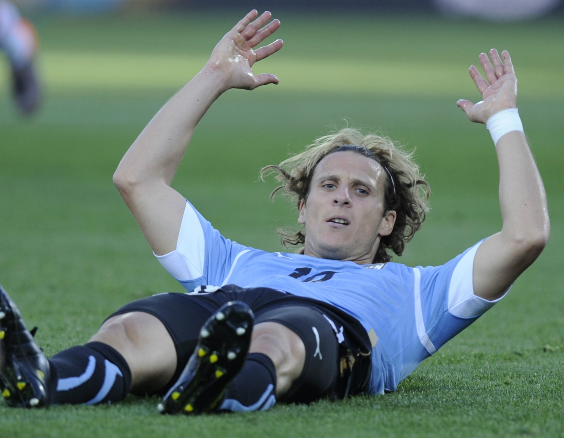 Festejos y enojos del "10": los gestos de Diego Forlán en su carrera ...