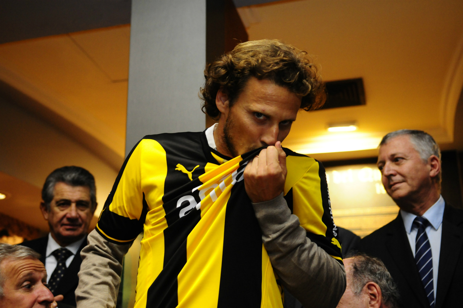 Festejos y enojos del "10": los gestos de Diego Forlán en su carrera ...