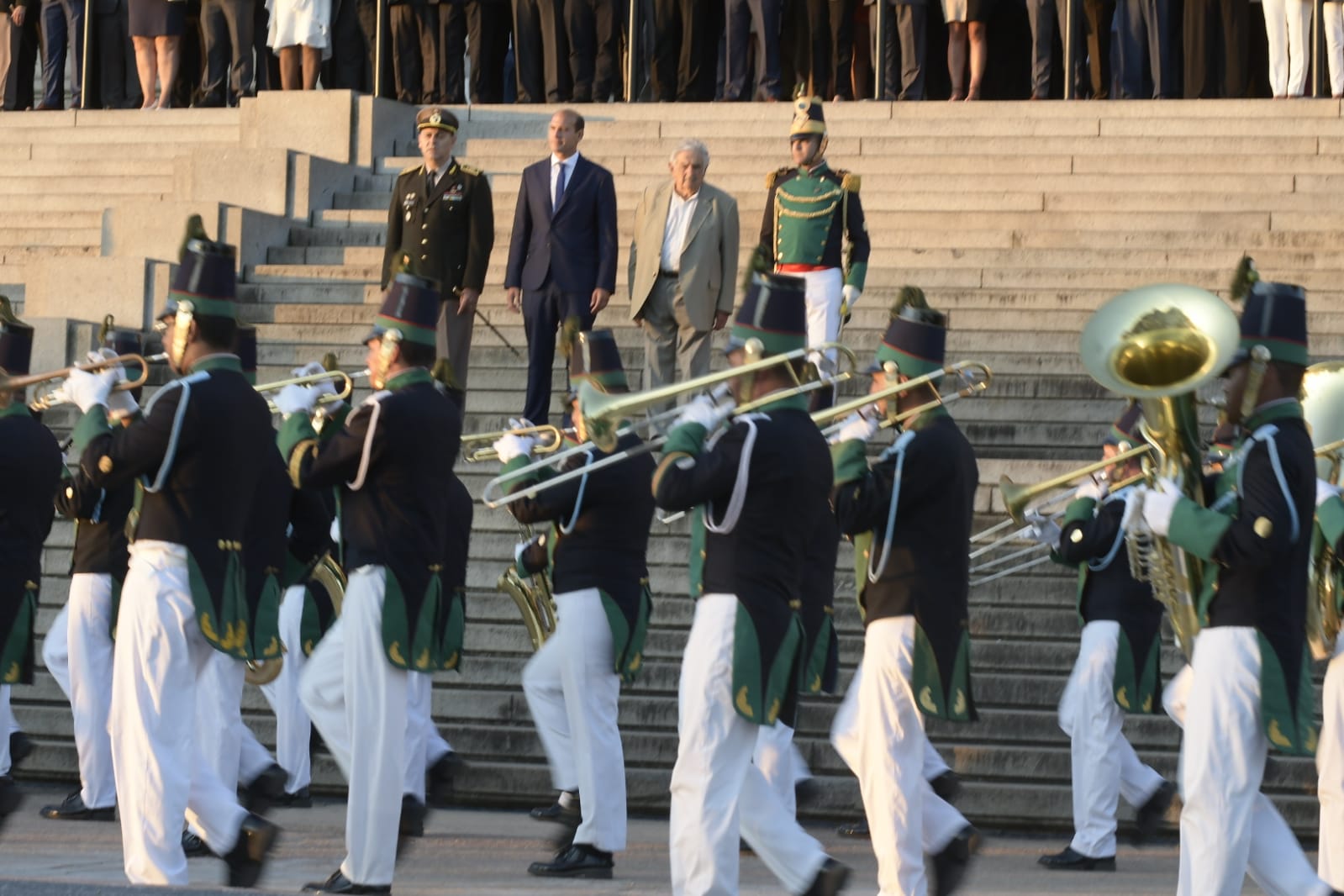 La corbata de Juan Sartori, el beso de Guido Manini Ríos y una ...