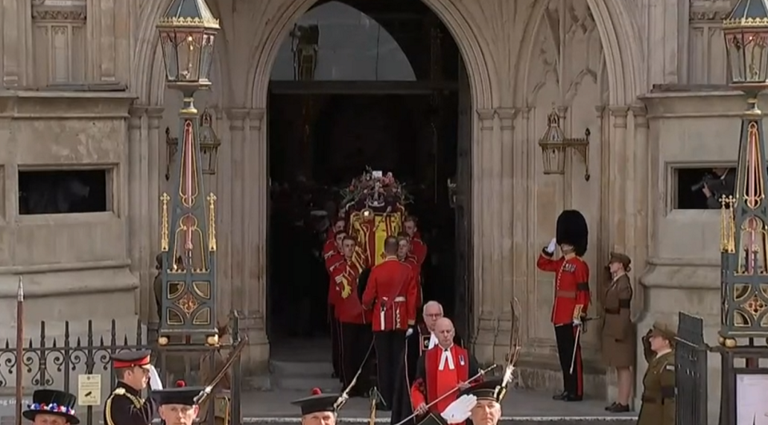Despedida con honores, la reina Isabel II ya descansa en el castillo de Windsor - EL PAÍS Uruguay