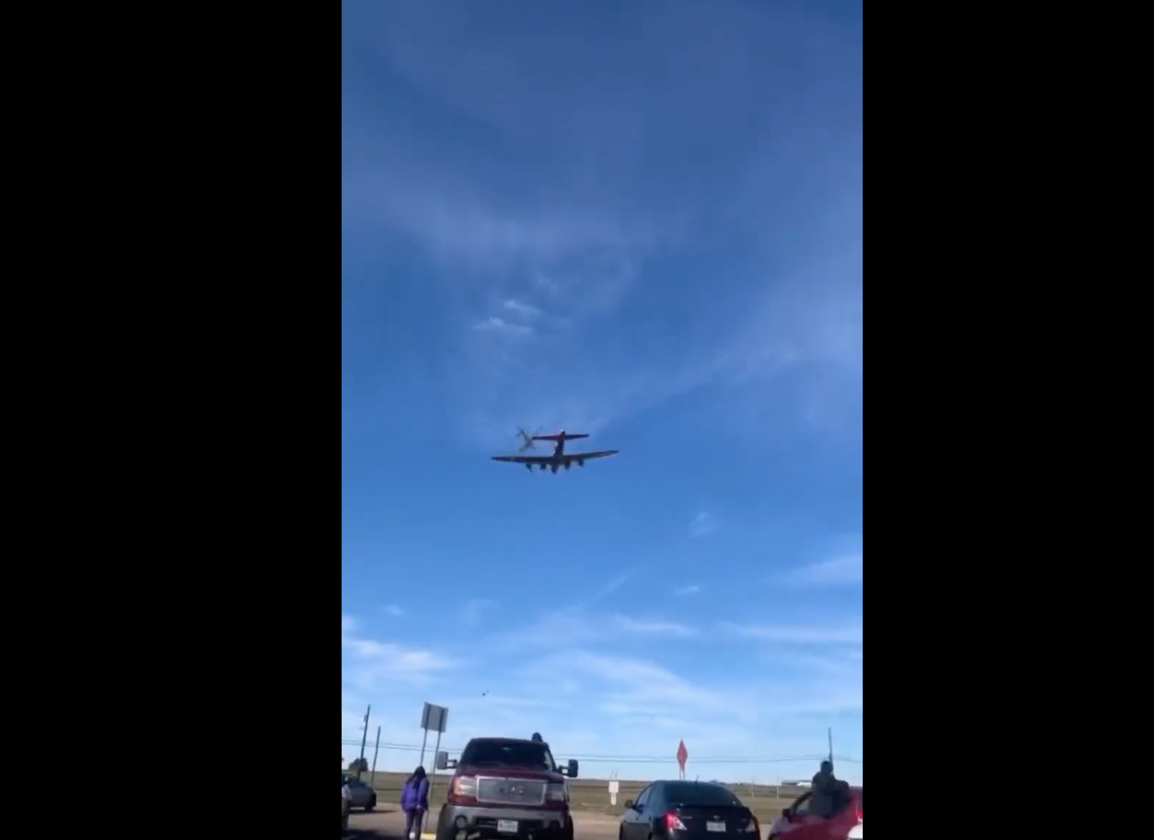 Dos aviones chocaron en el aire en una exhibición en Texas - Noticias de Uruguay y el mundo ...