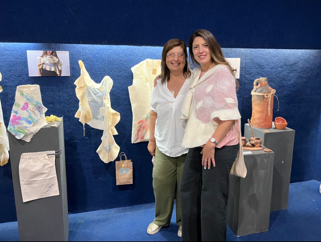 Al jubilarse descubrió su nueva pasión y creó Lana Mara junto a su hija ...